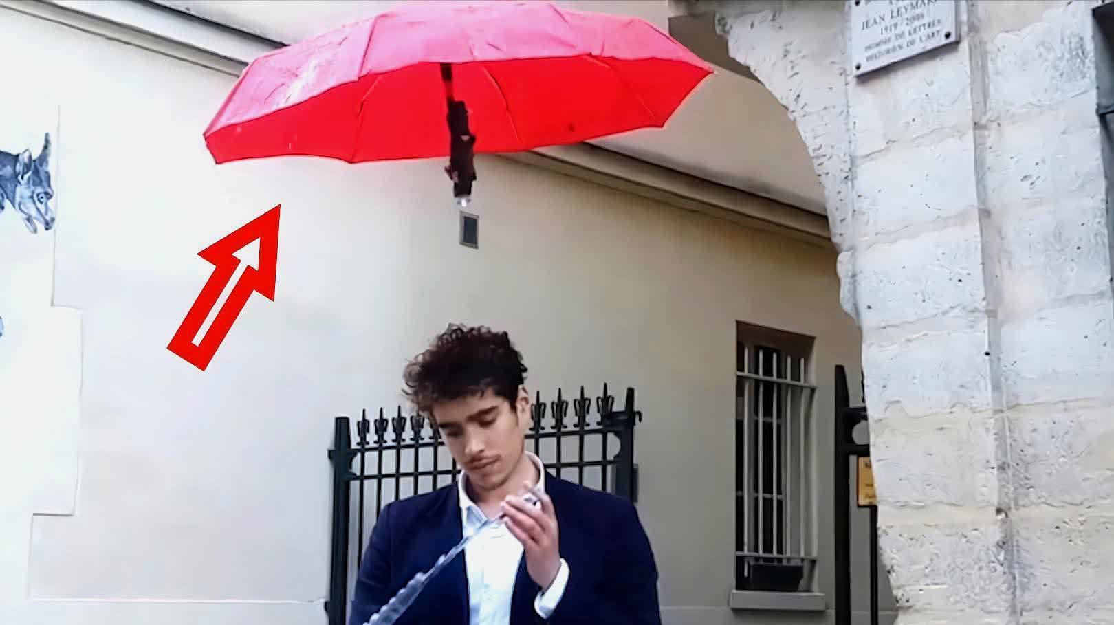 男子发明“高科技”雨伞,不需要用手撑,雨伞会“跟着”自己走