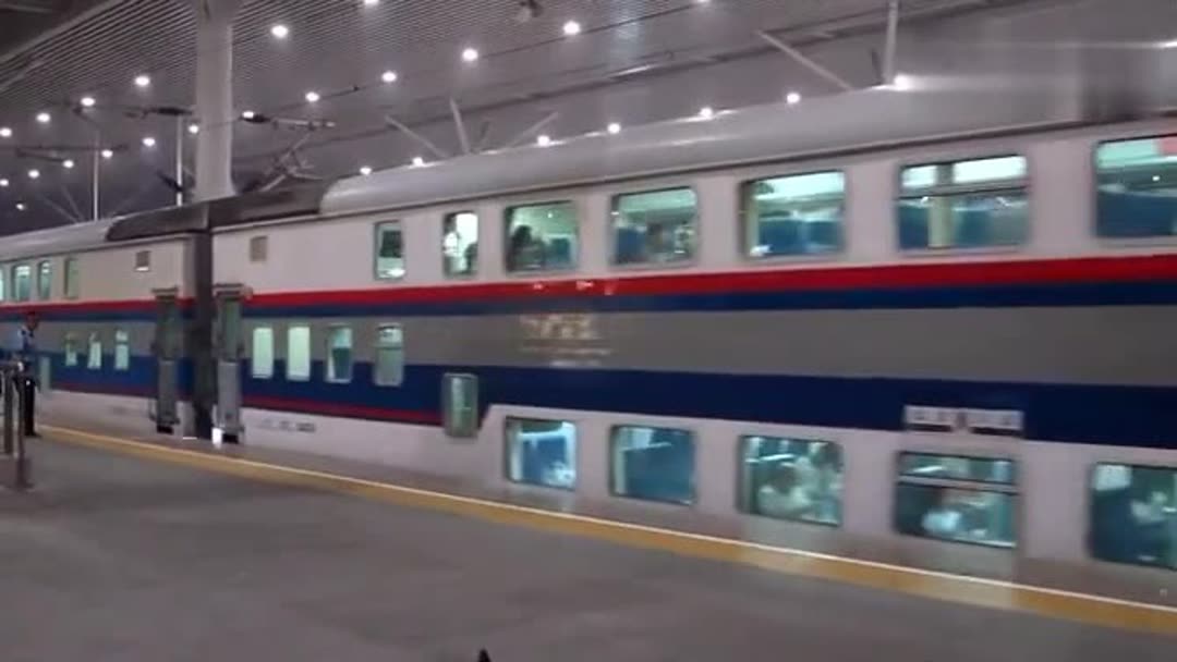漂亮涂装的双层特快火车大连至长春T5301次出沈阳站