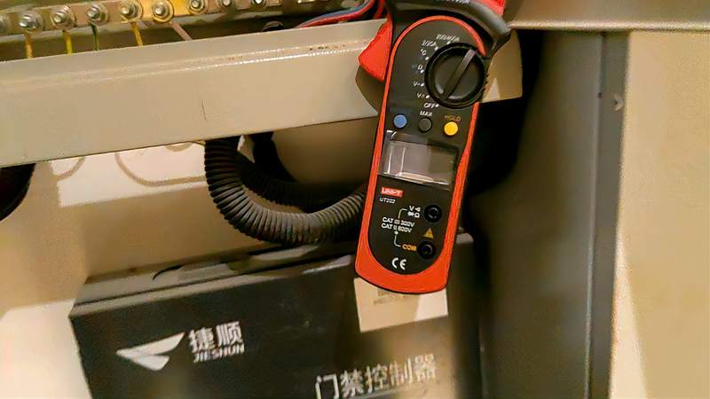 万用表正确测交流电压