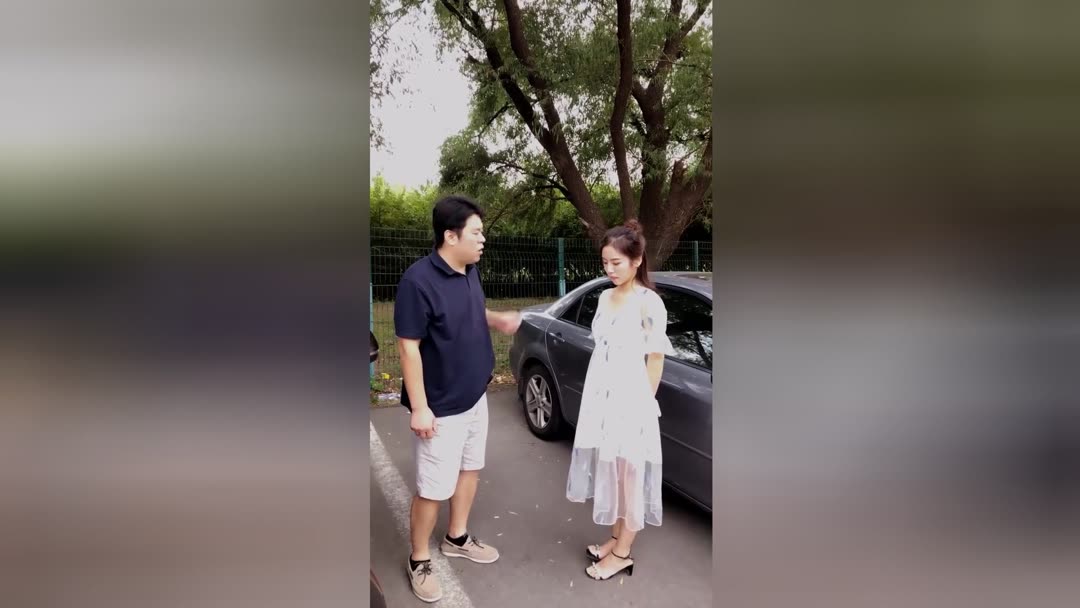 熊孩子坐后排,记得要开启儿童安全锁,这技