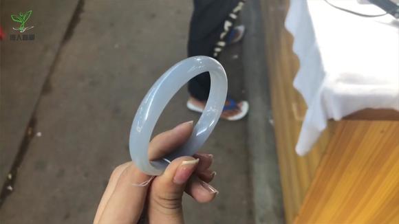 660块人民币的缅甸天然翡翠手镯,虽然有瑕疵却很吸引人