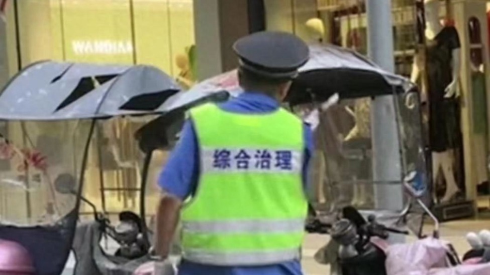 城管用小刀挨个划破电动车防雨蓬,官方:加雨棚违法