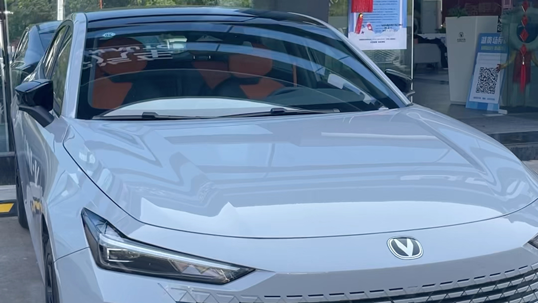 国产轿车颜值天花板 标配电动大尾翼 长安UNI-V#拥抱春意悠享生活#...