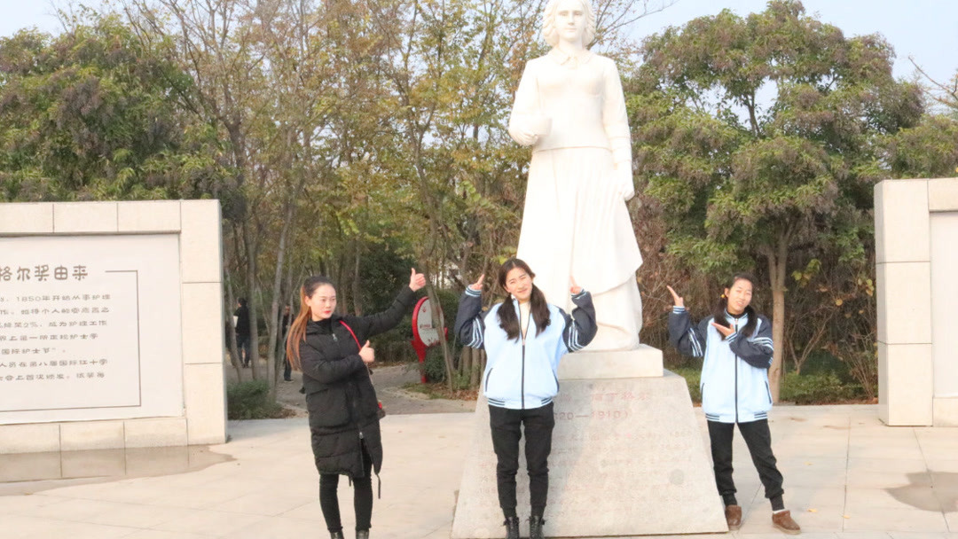 短剧;老师带同学逛公园,最后竟讨论出来南丁格尔的由来,真有趣