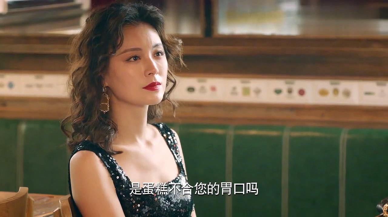 美女坐咖啡馆发呆,服务员一看她手上的戒指,服务态度都变客气