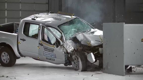 2019款丰田坦途VS福特F-150碰撞测试,大皮卡一定比轿车安全吗?
