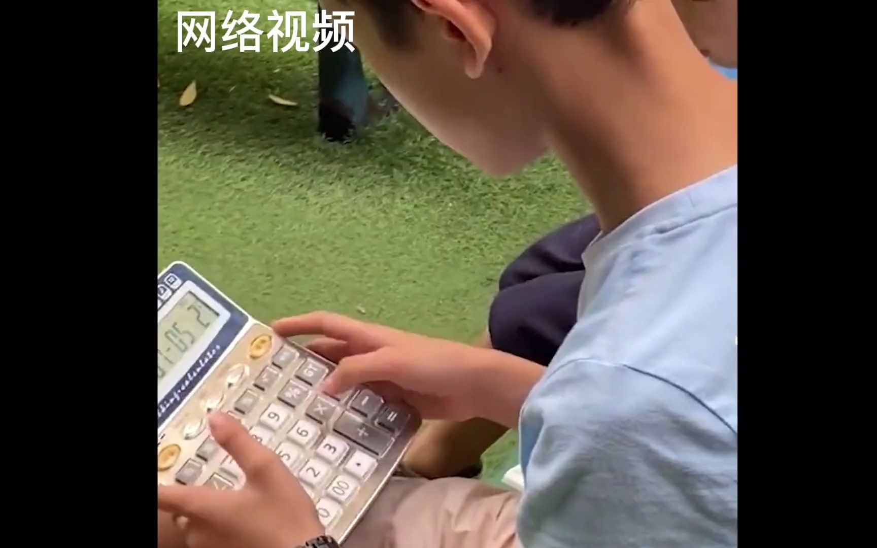 居然能用计算器把《孤勇者》弹的贼溜,我也想试试。