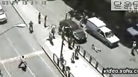 惊心!轿车闹市区撞人全过程