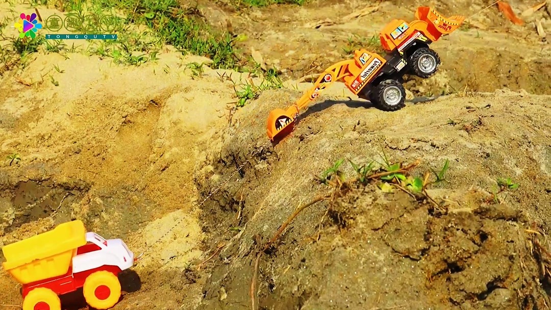 挖掘机视频儿童动画片:小翻斗车摔倒了,挖掘机把它救上来