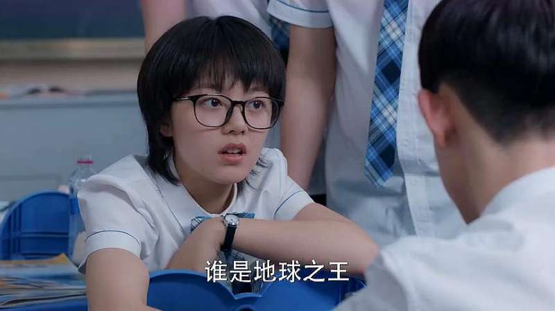 钱三一拿计算器打游戏,在同学们面前大出风头,心里这叫一个美啊