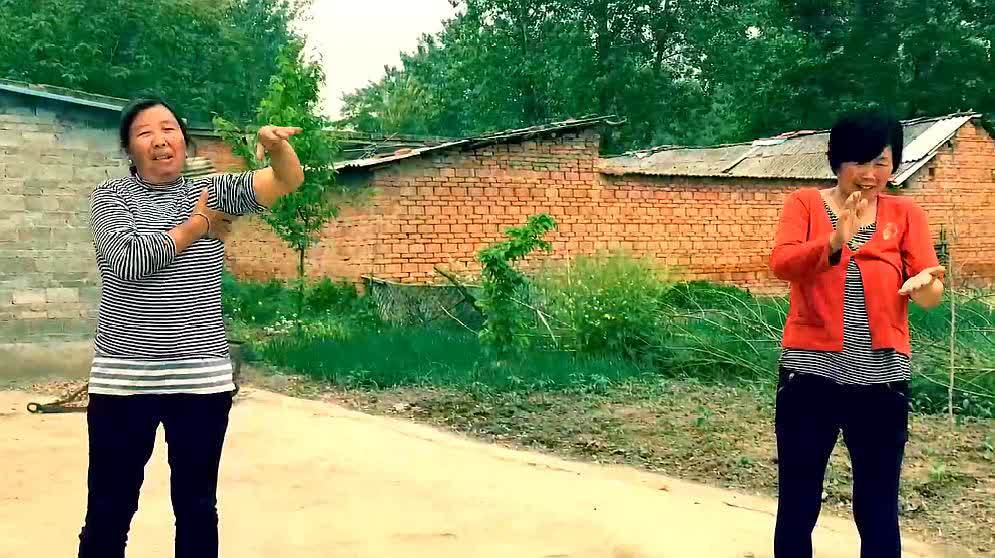 实拍农村63岁大娘耍绝活,簸簸箕你会吗?71岁老农民笑弯了腰!