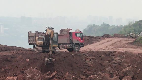 有大型机械施工的地方,已经少见人影了。#创业#