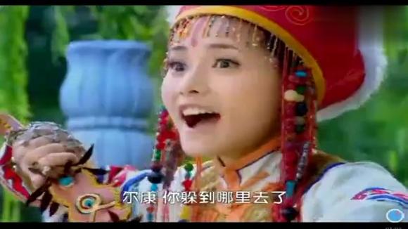 还珠格格小燕子塞娅比武,一个傻姑发疯一个飒爽侠女