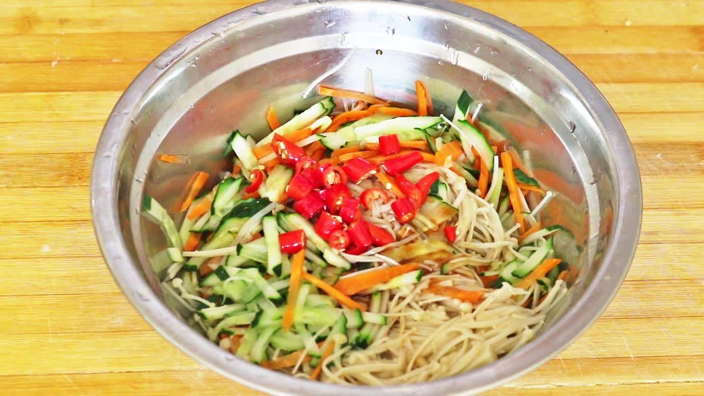 凉拌金针菇好吃又简单的做法,营养开胃又下饭,天天吃都不腻