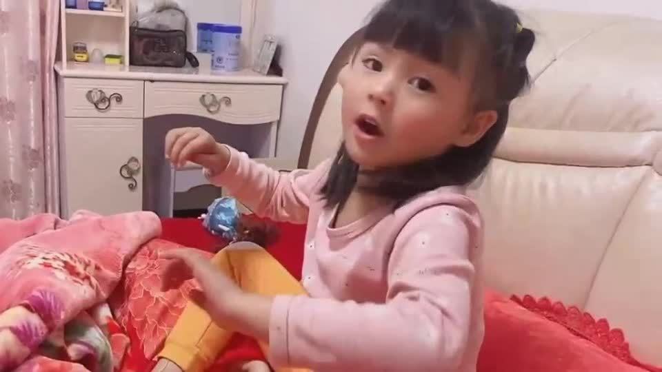 爆笑:闺女各种模仿爸爸,打麻将真是模仿到精髓了!