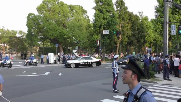 实拍G20大阪峰会各国首脑车队驶过街头画面