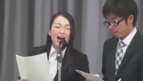 全大学生汉语演讲比赛,看了几遍后,觉得主持人也就六一儿童节水平