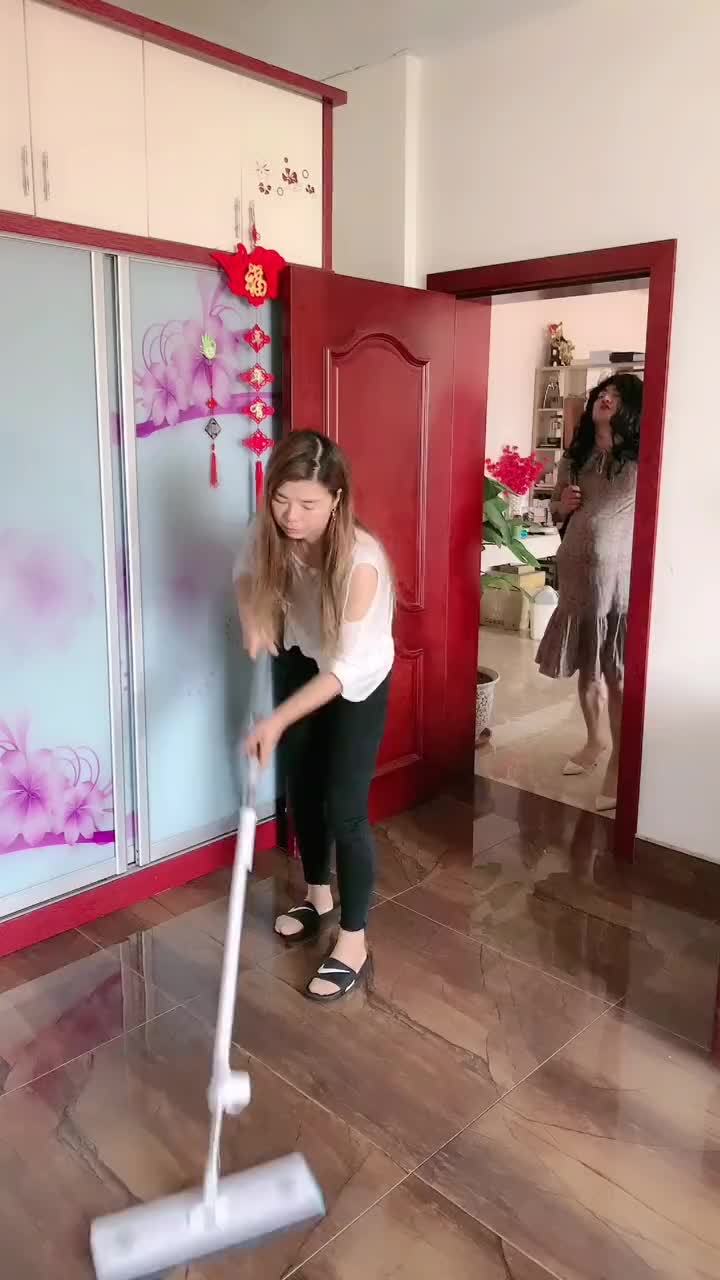 老公居然模仿我怀孕时回家的样子