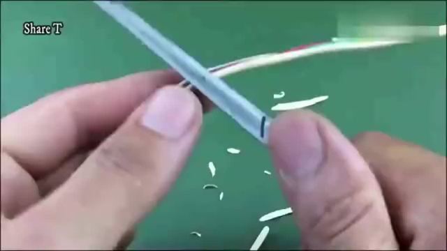 磁铁经过改装后,不需要电池,灯泡也能亮起来