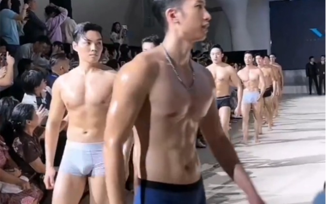 男模走秀现场,根本就看不过来