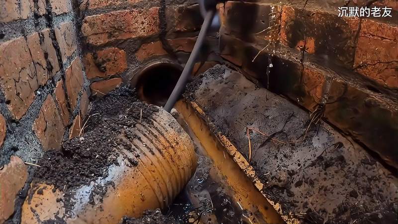 高压清洗机疏通堵塞的下水道,差点淹没相机,疏通完舒服多了