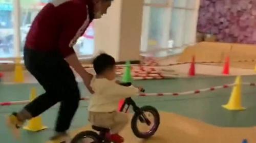 原来宝宝学骑自行车这么简单,只要有个优秀的爸爸,分分钟就能学会