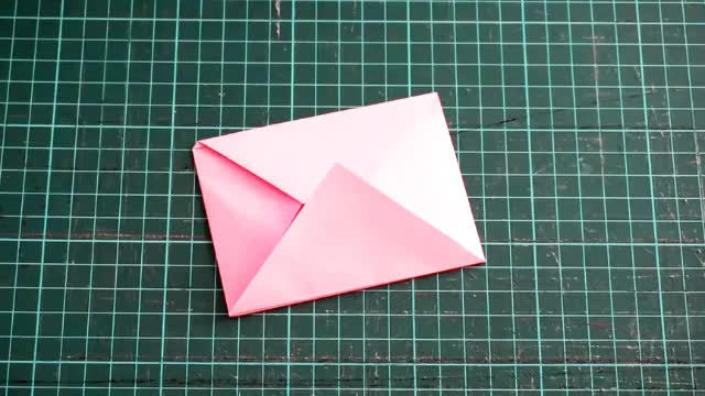 手工折纸教程,折叠一个非常简易的信封贺卡封皮