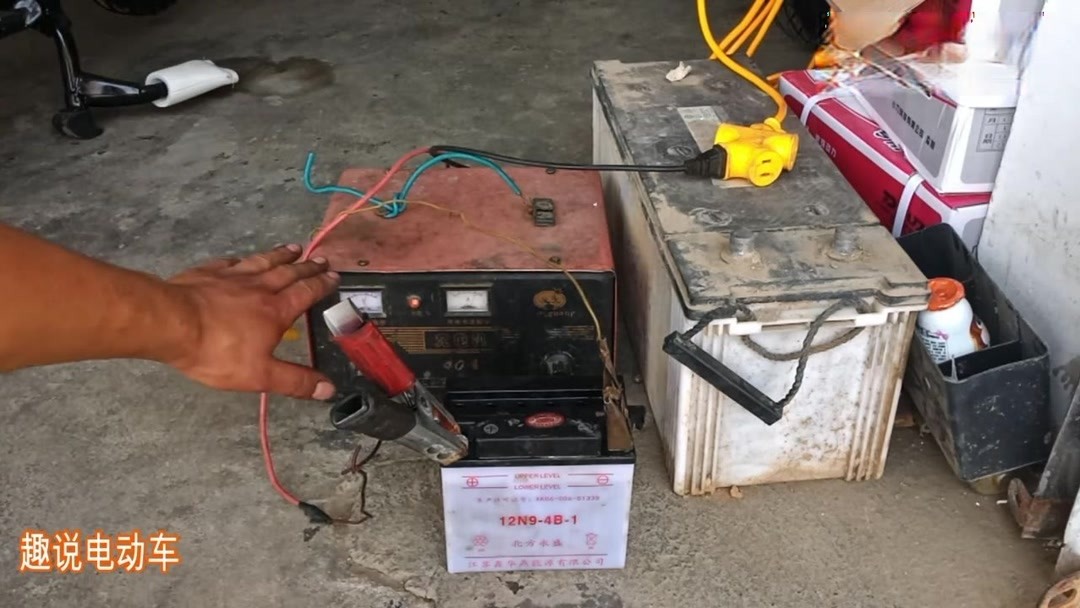 电瓶不蓄电在家里就可以修复,原来这么简单;热开水加2遍就可以
