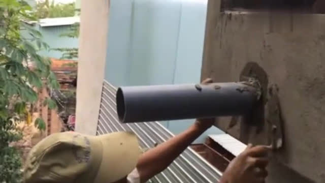 看新来的泥瓦工是怎样安装PVC下水管的,这手艺一天80值不值?