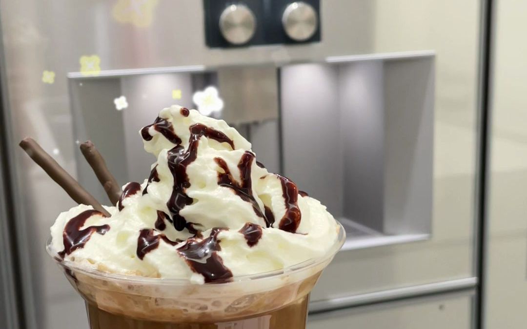 今天的快乐是咖啡机给的!焦糖星冰乐也太好喝了~