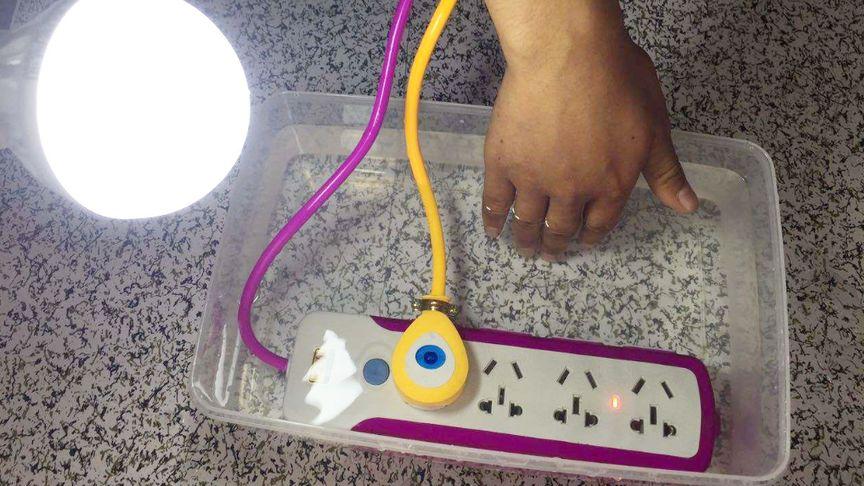 街头卖的插座放进水里还能用,为什么不会触电?原来这都是猫腻