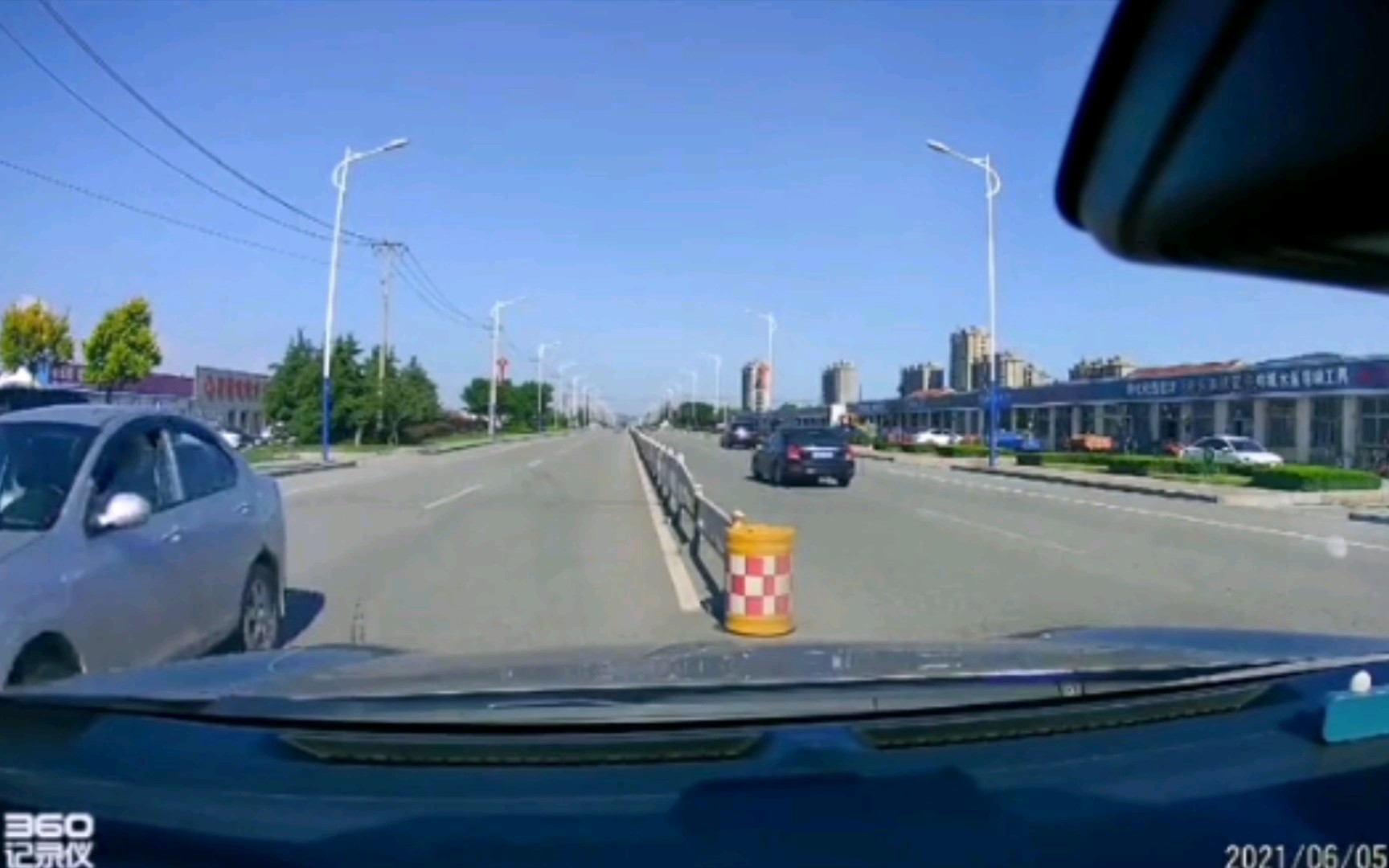 电动车拐弯看都不看后面,不管后面有没有车,差点酿事故!(视频仅做安全...