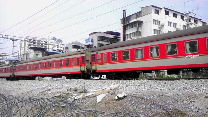 在桂林境内的拍火车,桂林的建筑有点反光,火车颜色更鲜艳!