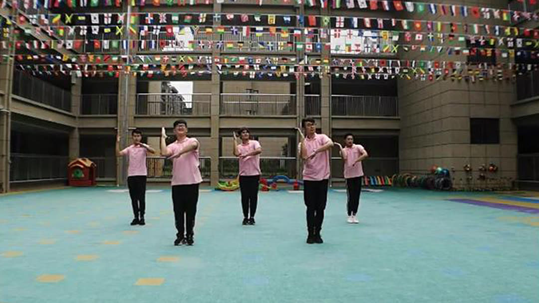 幼儿园金典儿歌《亮晶晶》手指律动教学视频 一闪一闪时而亮晶晶