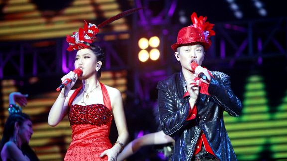 凤凰传奇的歌声有多火?台上台下一起互动!