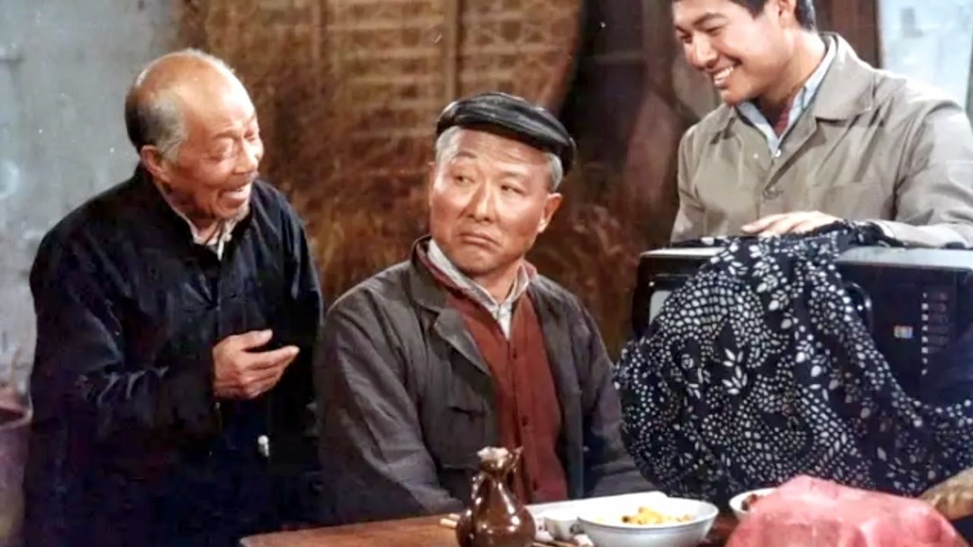 老大爷成万元户遭人嫉妒,都想占便宜,1984年的电影现在仍不过时