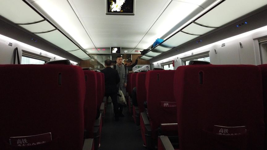 通过成都高铁检票口,坐上动车准备出发