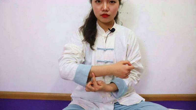 肝胆湿热别怕,1个穴位3分钟,疏肝利胆,健脾养胃,远离口干口苦