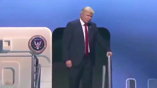 外国牛人模仿特朗普,一出场全场爆笑,网友:还挺像的