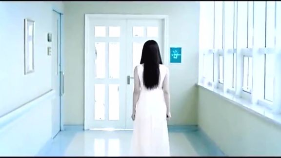 植物人女孩死亡前灵魂出窍,只为见目前最后一面再投胎