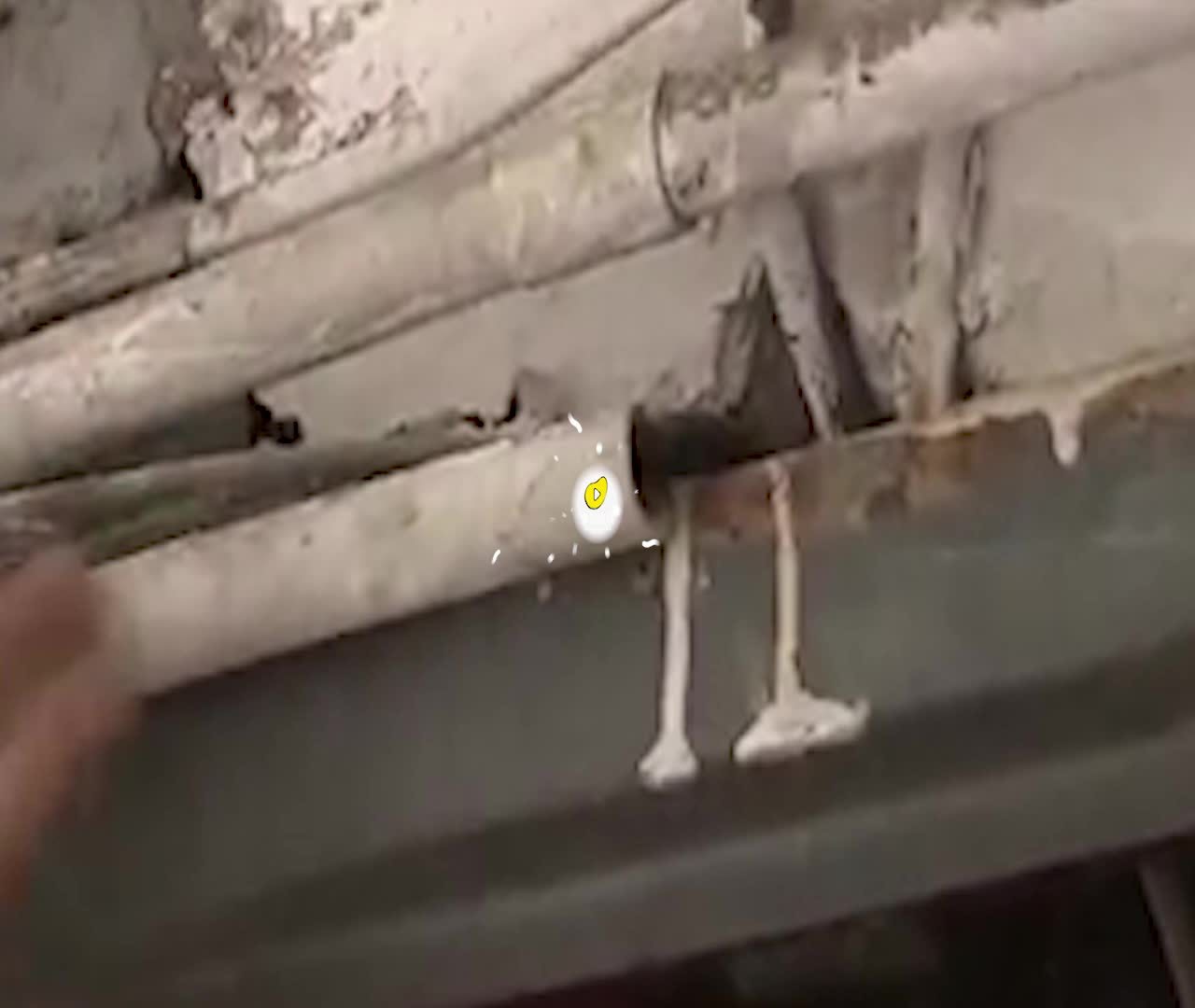 诡异!家里电表箱多出一根线,他剪断后马路上的红绿灯不亮了