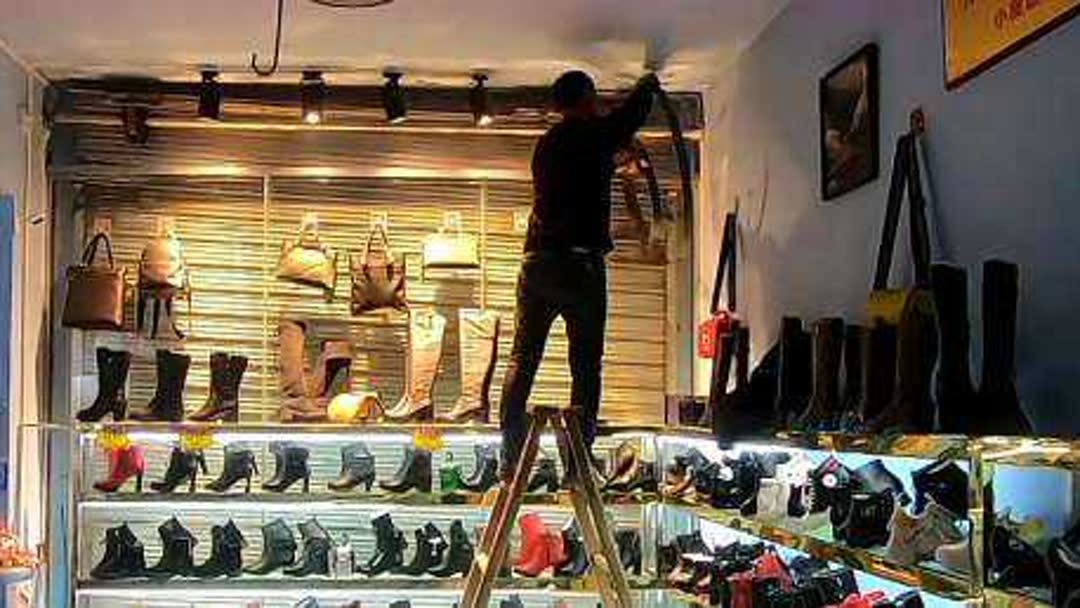 鞋店老板的卷帘门出问题,弹簧断掉了,维修费收多少钱合适?