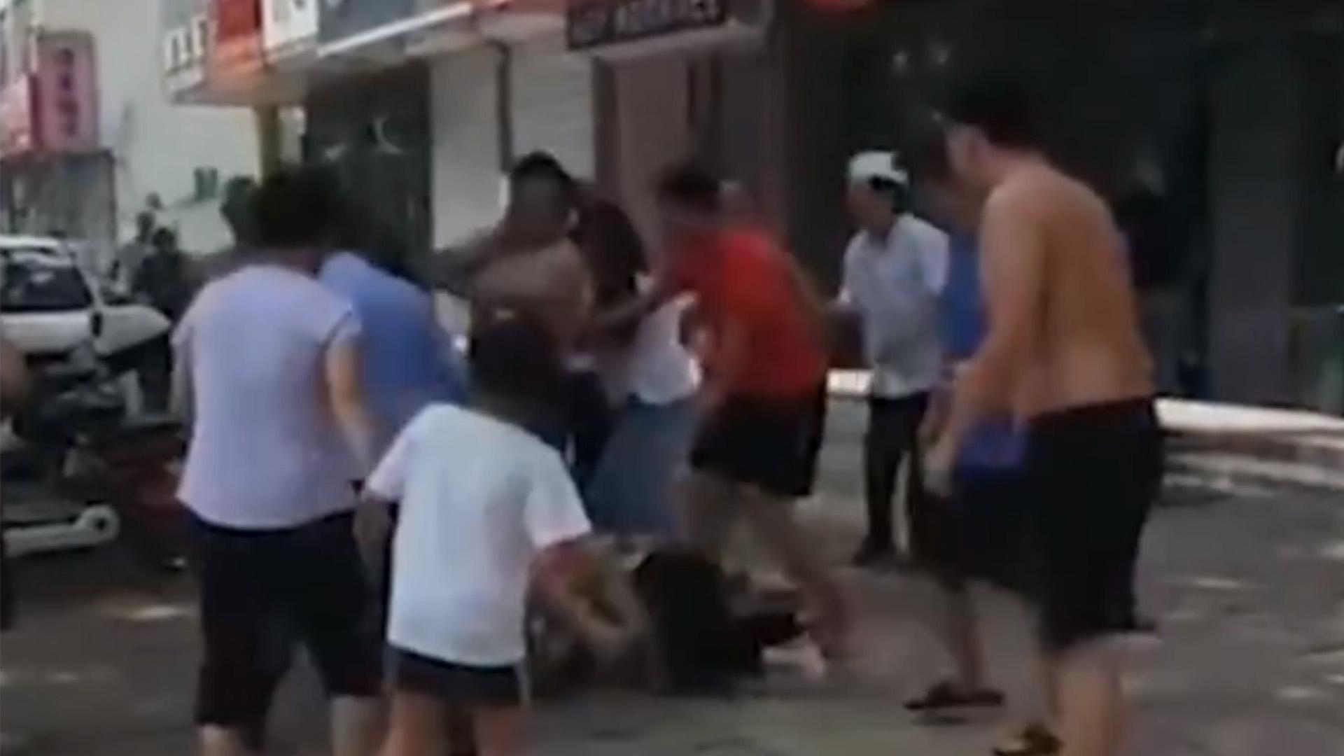 忙着打人不救人?男子车祸中救人反遭伤者家属群殴 其母也被打伤