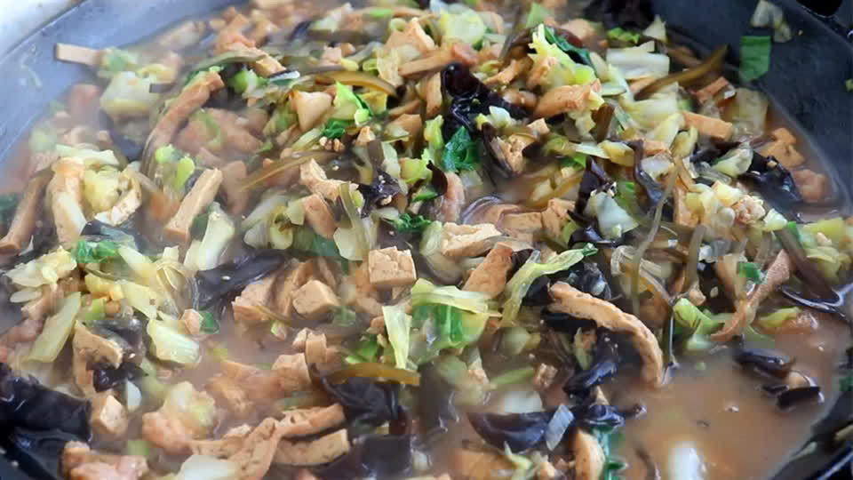 大烩菜怎样做才好吃?诀窍这么简单,一次做一大锅,太好吃了