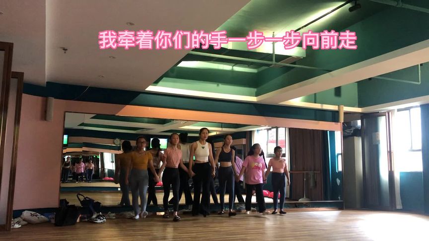 #暑假班火热招生中 #改善体态 #纠正驼背 #少儿模特步伐训练