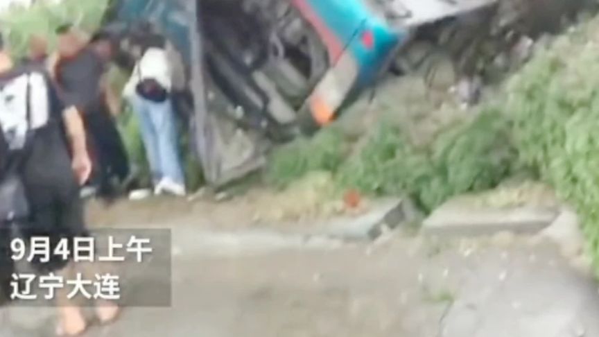 辽宁大连发生一起交通事故:大客车侧翻,有人员受伤