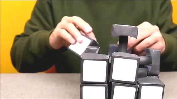 你知道魔方内部到底是什么结构吗?小伙做一个模型让你一看究竟!