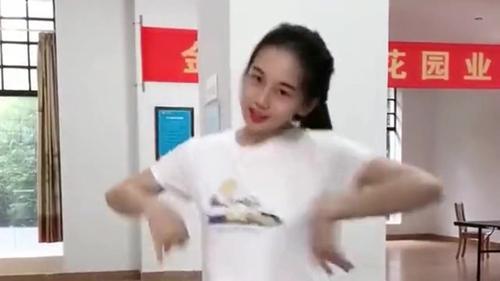 女友舞蹈系毕业,到哪都不忘老本行,真是没谁了