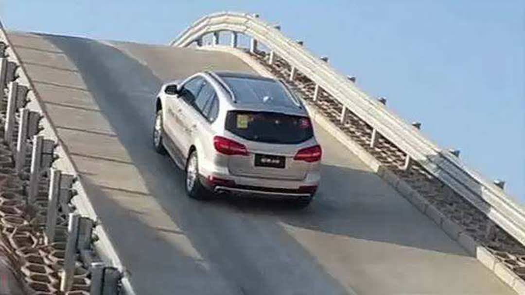 开自动挡如何上坡?老司机教你正确方式,动力足还不耗油,快学会