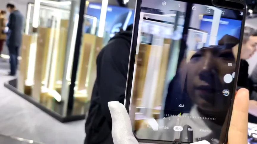 小姐姐全方位展示三星w20折叠屏手机如何使用